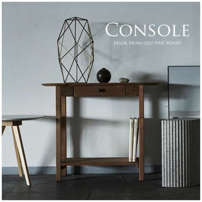 ●パイン古材を使用した、重厚感のあるコンソール。 ●長く愛され使われてきた古材を使った風合いが特徴。 ●ひとつひとつ違った木部の表情を楽しむことができるもの魅力。 ●上部の引出しと下部の棚板により、収納力の高さも保たれています。 ●上段には...