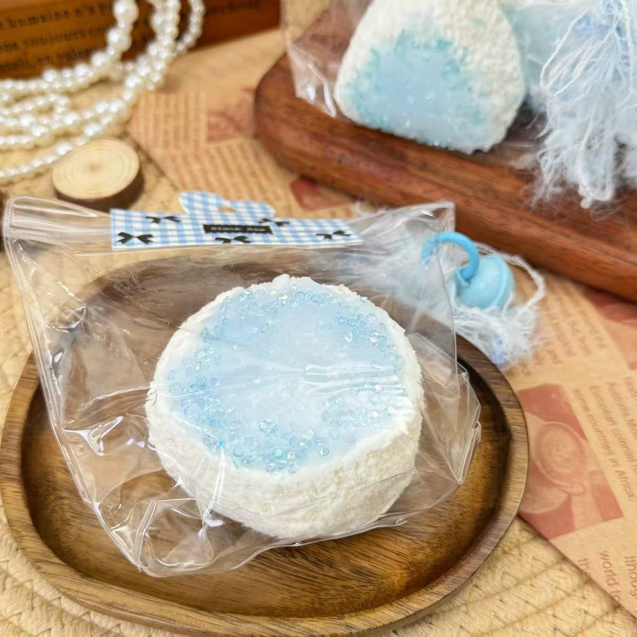 当店のスクイーズ(捏捏)は食品グレードのシリコン素材を使用しておりますが、食べられません。口に入れないでください。すべて手作り商品のため、多少の個体差や仕上がりのばらつきがございます。 例:異物(繊維・ホコリ)、表面の油分、色ムラ、型離れ跡...