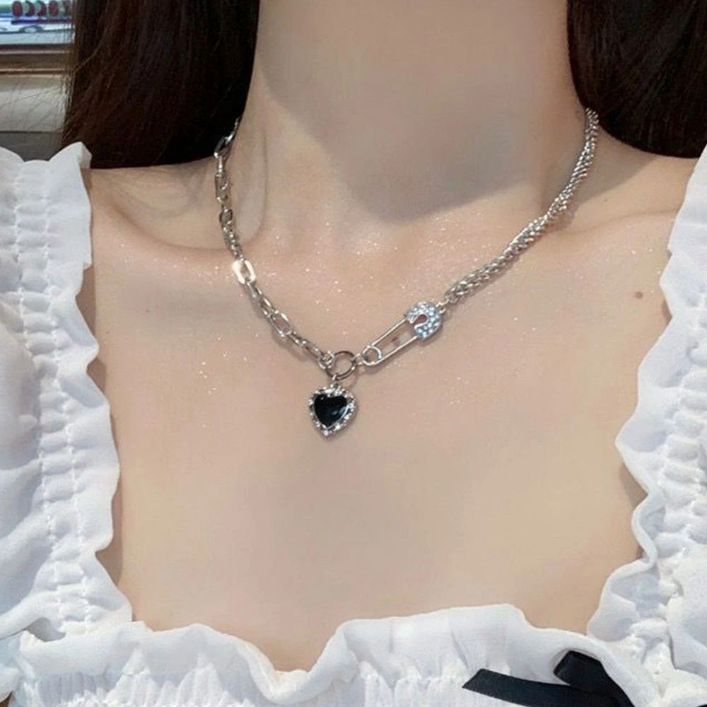 チェーン ネックレス レディース可愛いアクセサリー シルバージュエリー ショートネックレス ハートペンダント おしゃれ アシンメトリー 首飾り シルバー 大人 カジュアル アクセサリー 韓国風 ハートチャーム ハートペンダントのネックレス左...