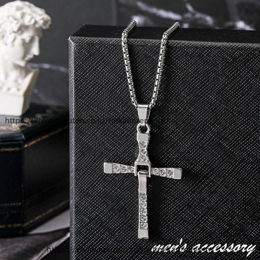 十字架のデザインがおしゃれなネックレスです。シンプルなお洋服のアクセントに◎【サイズについて】画像をご参照ください。【素材について】合金【カラーについて】生産ロットにより柄の出方や色の濃淡が異なる場合がございます。お使いのモニターや撮影時の...