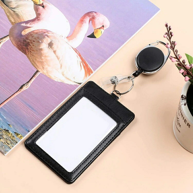 社員証や定期・ICカードなどをすっきり収納！ 伸びるリールパーツ付きのIDカードホルダーです。 レディース・メンズ問わず使用できるレザー調シンプルデザイン☆ キーホルダー機能付きで使い勝手も◎ ちょっとした贈り物としてもオススメのアイテムで...