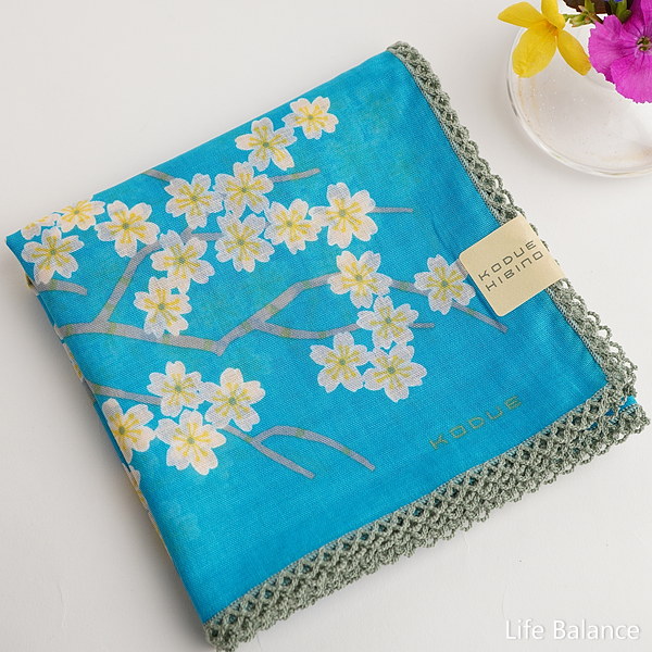 SPECIFICATION Size 58x58cm Material 綿100％（大判・刺繍・ピコット） Made in 日本 COMMENT アーティストひびのこづえのハンカチコレクション。カラフルで大胆な色使いが魅力です。 演劇の衣装...