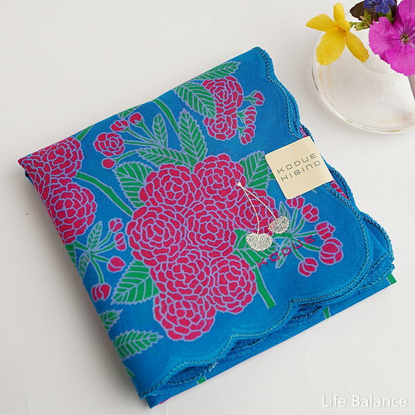 SPECIFICATION Size 52x52cm Material 綿100％（一重スカラップ・刺繍） Made in 日本 COMMENT アーティストひびのこづえのハンカチコレクション。カラフルで大胆な色使いが魅力です。 演劇の衣装...