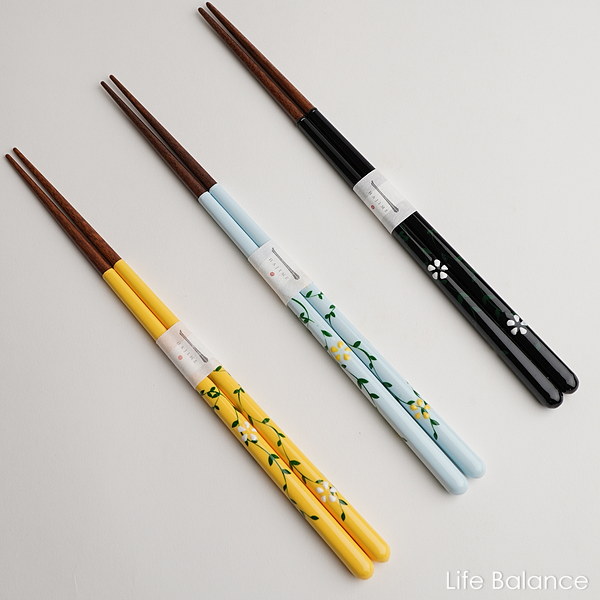 SPECIFICATION Size 箸：約23cm Material 天然木（塗/ポリエステルウレタン）●家庭用食洗器対応 Made in Japan Package こちらの商品は化粧箱入りです COMMENT 伝統を新たに彩る【HAJ...