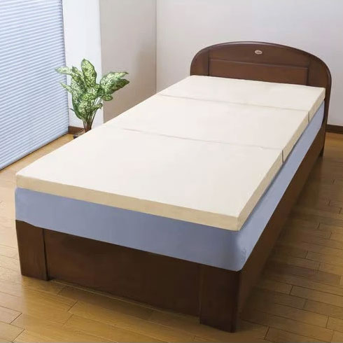 体重のかかる腰部（中央部）を固くしたバランス仕様で寝姿勢をキープします。収納に便利な三つ折り仕様。 ●サイズ/シングル：約幅91x長さ195x厚さ6cm ●素材/側生地：ポリエステル100%、中材：アキレス社製ポリウレタンフォーム ●重さ/...