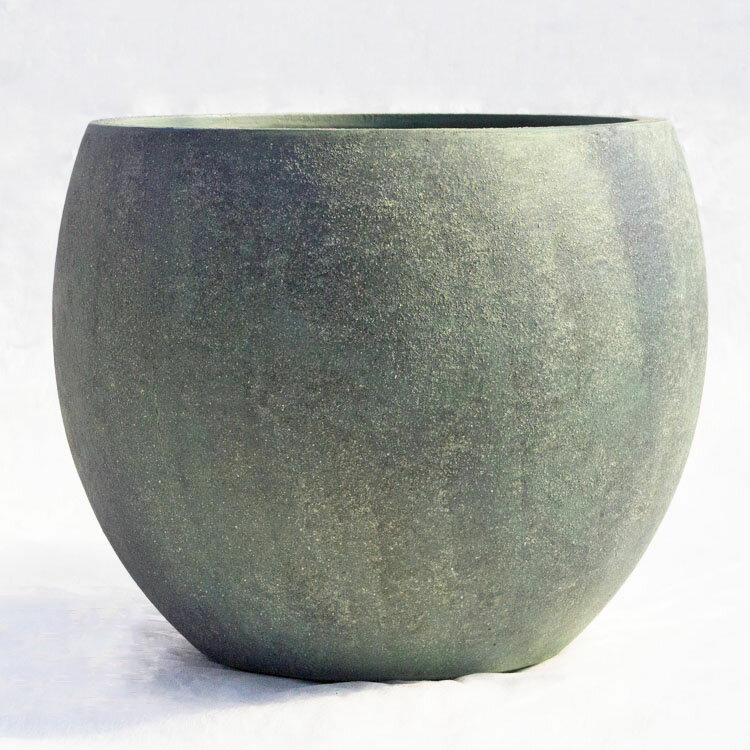 本物の金属のような深い色合いが特徴の軽量プランター、“BANDOL / バンドール”です。複数色を塗り重ね丁寧に仕上げることで、金属の質感を限りなく再現しました。重量の金属とは異なり、驚くほど軽量です。ボール、ラウンドの2形状。10号（31...