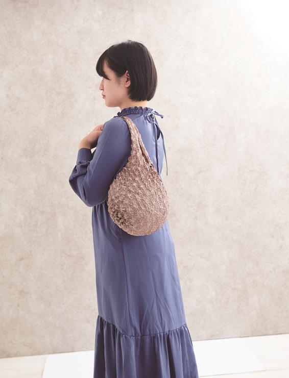 在庫処分につき特価 レジ袋有料化になり、必需品となったエコバッグに伸縮性のものが登場。 底にマチもできる上、形に囚われないので、お弁当なども問題なく入れることが出来ます。 汚れた場合は手洗いして頂くと、伸縮も戻るので、何度でも使えます！ こ...