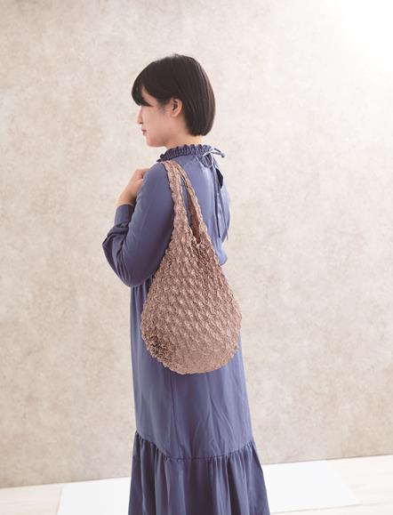 在庫処分につき特価 レジ袋有料化になり、必需品となったエコバッグに伸縮性のものが登場。 底にマチもできる上、形に囚われないので、お弁当なども問題なく入れることが出来ます。 汚れた場合は手洗いして頂くと、伸縮も戻るので、何度でも使えます！ こ...