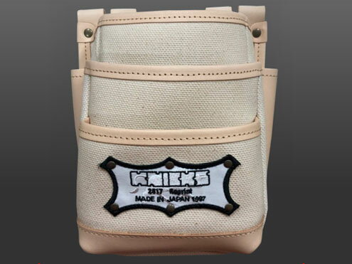 ●補強部分にヌメ革を採用 ■全長210×横幅200×奥行130mm ■■■ KNICKS製品の特徴 ■■■ KNICKSで使う革は、天然素材ゆえのシワやキズを一つの個性ととらえ、表面加工を抑えて、自然の表現を生かした仕上げをしています。 そ...