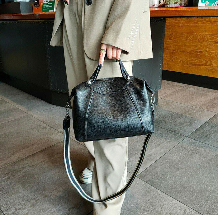 素材本革「牛革」サイズ（cm）[縦]約20cm×[横]約27cm×[マチ]約11.5cm×[ハンドル高さ]約37.5cmサイズは平置き、メジャー採寸を行っております。1-3cmの誤差がある場合があります。予めご了承下さいませ。重量約600g...