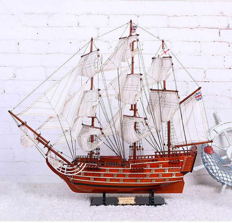 こちらは、精巧に作られた木製の帆船モデル「勝利号」です。サイズは約84.5cm（長さ）×15cm（幅）×72cm（高さ）で、存在感のある美しいデザインが特徴です。この帆船モデルは、歴史的な帆船のディテールを忠実に再現しており、手作りならでは...