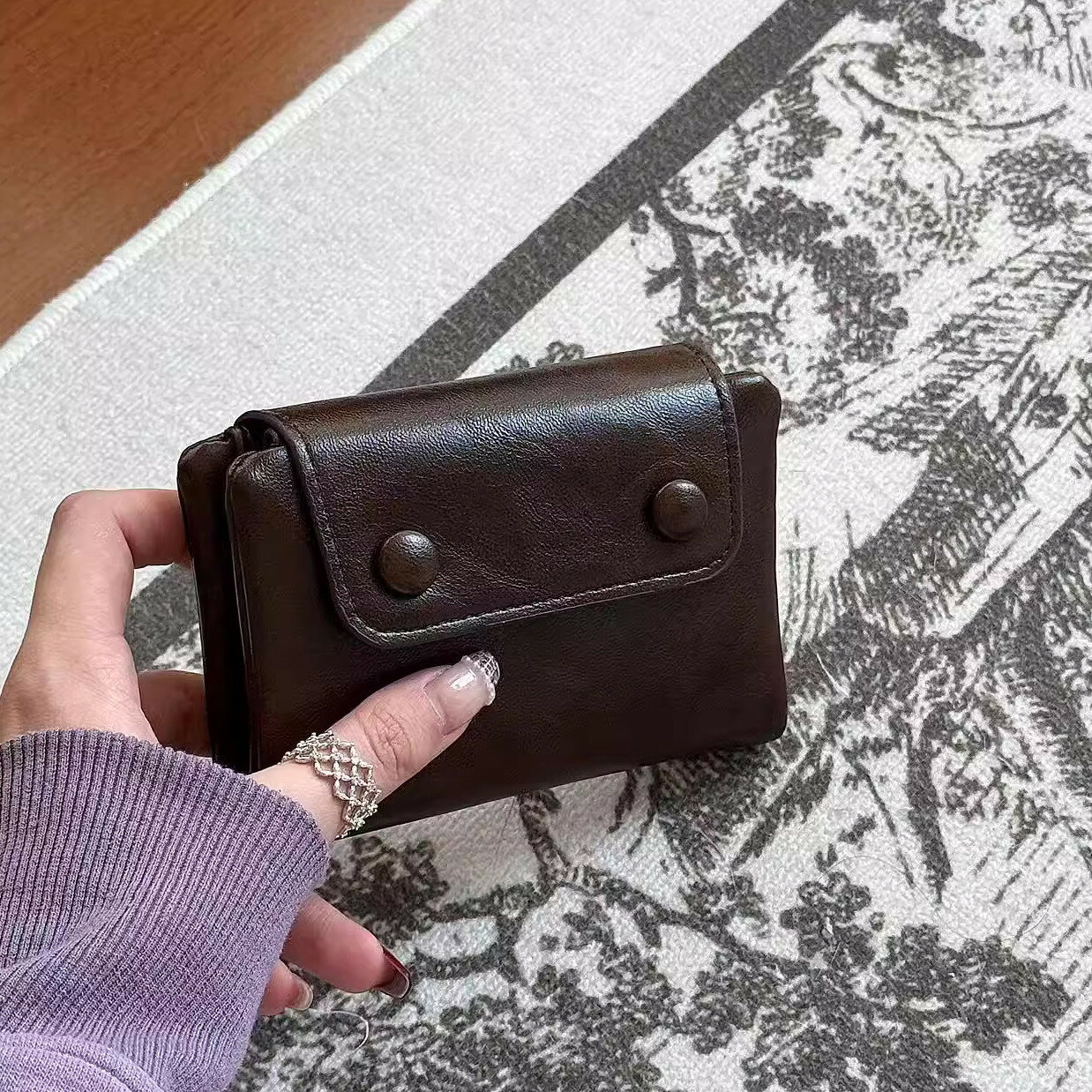 材質: pu皮革の特徴：その他スタイル: レトロ風流行要素: ロック柄：無地裏地: pu適用シーン：デイリーコーデ機能: 超軽量、拡張、マイナス、収納可能&nbsp;&nbsp;&nbsp;&nbsp;&nbsp;材質: pu皮革の特徴：そ...