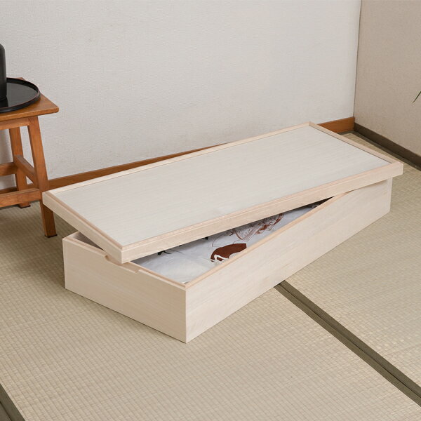 ■商品について/取っ手金物のないシンプルに仕上げたモダンな印象の桐衣装箱。洋室などのフローリングにも合うデザインで和室だけでなく幅広いシーンにはまります。桐材は内部を一定の湿度に保とうとする働きがあるので大事な着物や洋服などを湿気から守る桐...