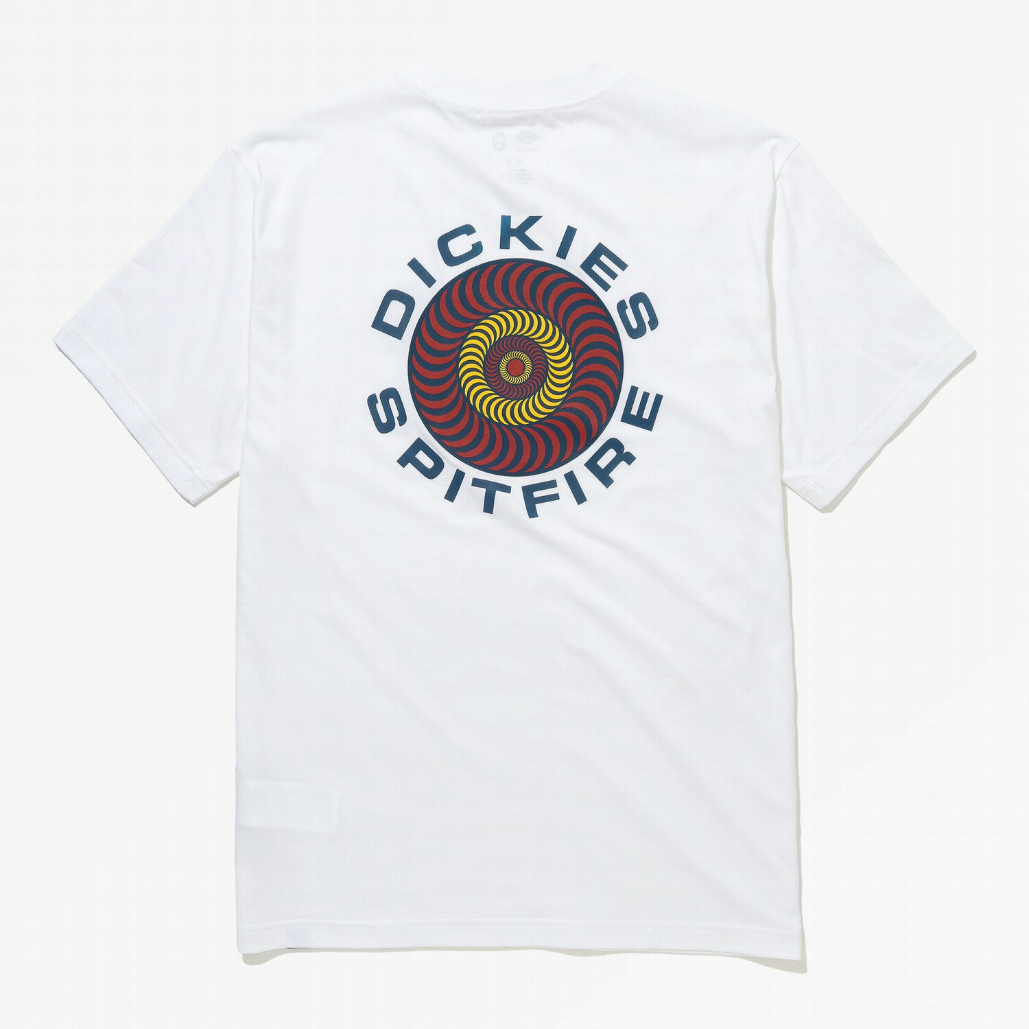 DickiesとSpitfireのコラボレーションデザイン。 胸と背中にウィールモチーフがプリントされたTシャツ。 ベーシックなクルーネックでどんなアイテムともバランスよくスタイリングすることができます。 裾の部分にはさりげなくピスネームが...