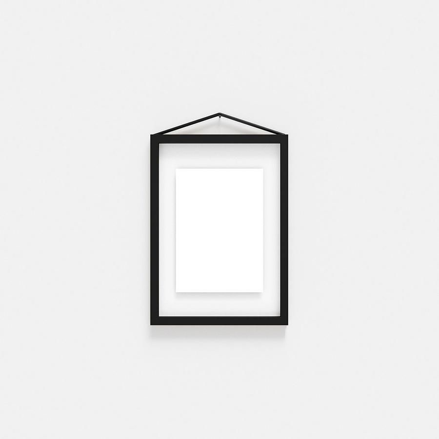 MOEBEの代表的なアイテムでもある「FRAME（フレーム）」は、普遍の形ともいえる“額縁”をこれまでにない観点から捉え直しデザインされた代表的なアイテムです。 構造は、アクリル板2枚にアートを挟み、枠材4本で囲い、ゴムバンドで留めるという...