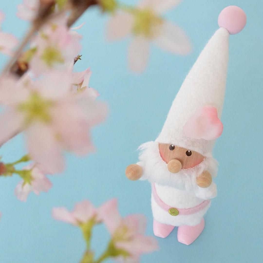 春限定「さくらシリーズ」のサンタニッセ。デンマークの妖精ニッセに、日本の桜のやわらかな彩りを重ねた、季節感あふれるコレクションです。淡いピンクと白を基調とした装いが、空間にやさしい春の空気をもたらします。 このサンタは、桜を思わせる淡いピン...