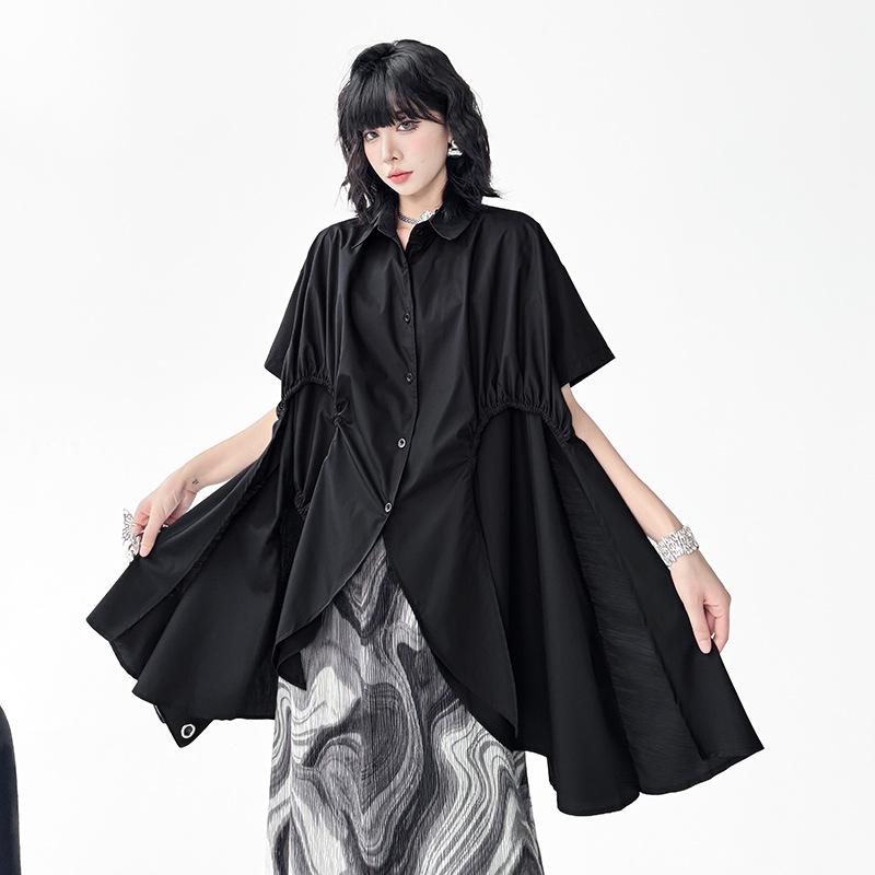 ・主な素材: 綿30-50%・裏地素材: ポリエステル50-70%・柄: 無地・スタイル: ストリート・袖丈: 短袖・加工: プリーツ・フィット感: ルーズ・丈: ミドル丈・ネックライン: シャツカラー・袖型: スタンダード・流行要素: プ...