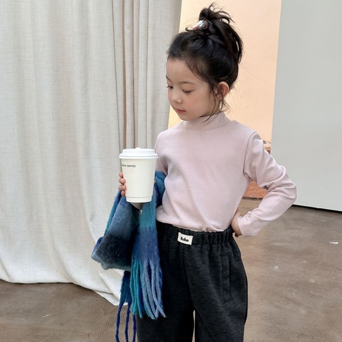 商品紹介この子供用ハイネックカットソーは、シンプルでありながら洗練されたデザインが特徴です。コットン素材を使用しており、肌に優しく快適な着心地を提供します。長袖仕様で、季節を問わず活躍する一枚です。男の子にも女の子にも適しており、インナーと...