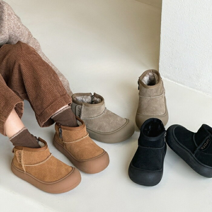 商品紹介このキッズ用ムートンブーツは、牛革スエード仕様で、もこもことした内側が特徴です。寒い季節に最適で、保温性に優れたデザインが足元を暖かく包み込みます。ショート丈で動きやすく、日常の様々なシーンで活躍します。牛革の耐久性とふわふわの履き...