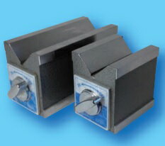 マグネットV型ホルダー CVH-80B●穴あけ、ケガキ、タッピング、放電、ワイヤーカット加工　での異形物切削時の作業保持具として使用します。●三次元測定機および各種計測システムの保持具として使用　できます。●レバー式のため磁力のONOFFが...