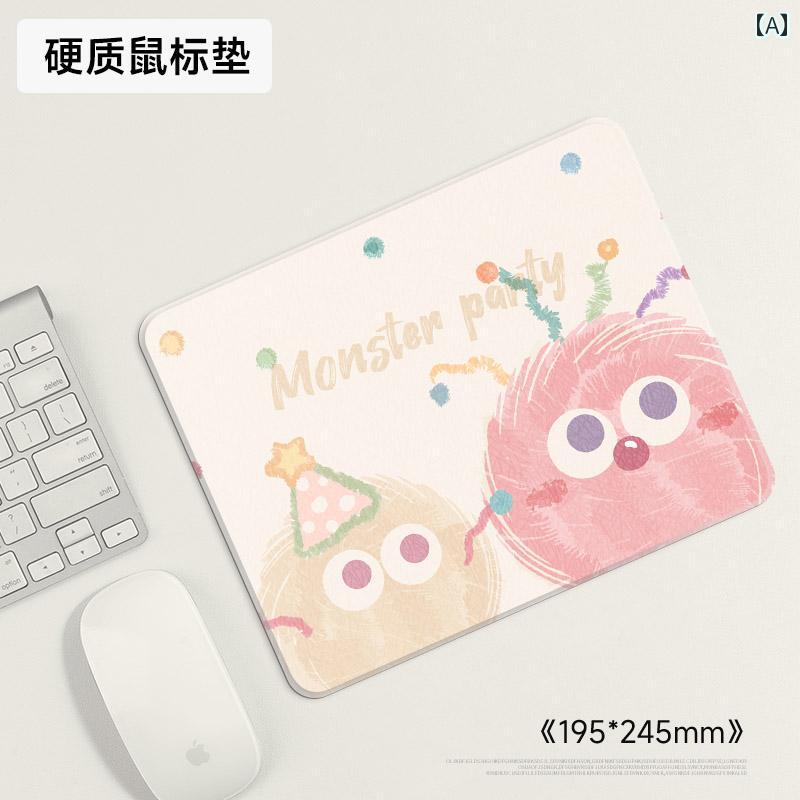 ファーボール ポンポン マウスパッド 女の子用 オフィス用 デスク マット ハード 小型 ワークステーション トップ コンピューターサイズ: 245x195mm素材: レザー