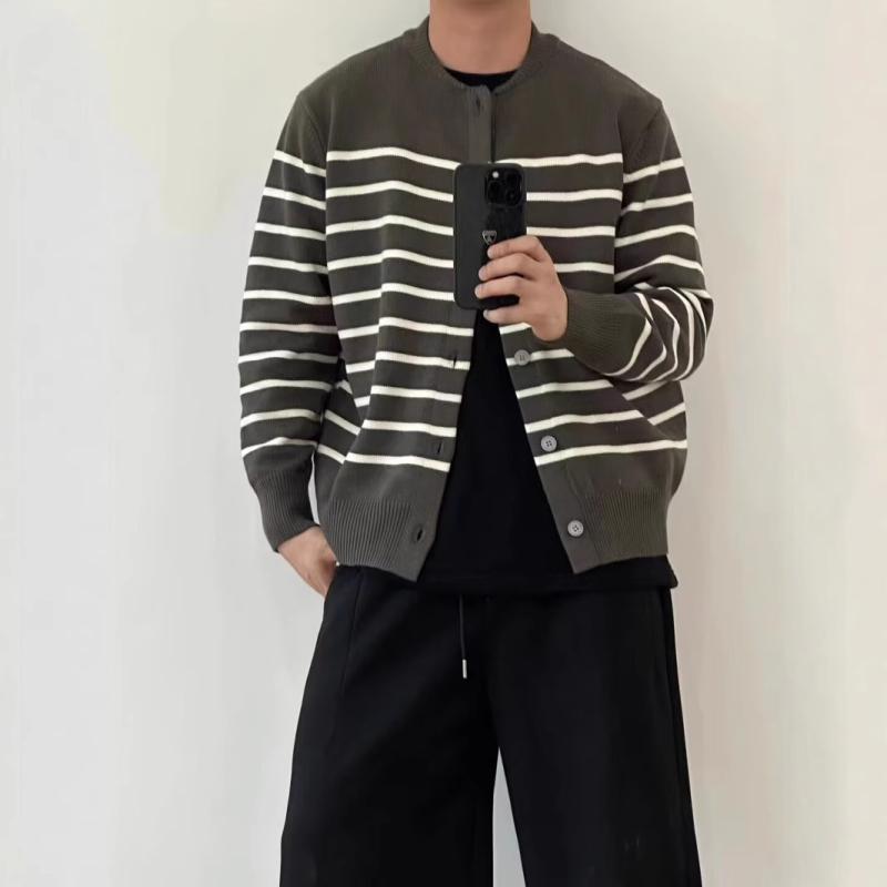ニットカーディガン メンズ 秋冬 韓国 ストライプ柄 ルーズフィット セーター 長袖 トップス ラウンドネック 普段使い リラックス 学生風 ブラック 杏色 グレー・カテゴリ: ニット・スタイル: プルオーバー・フィット: ルーズ・ネックラ...