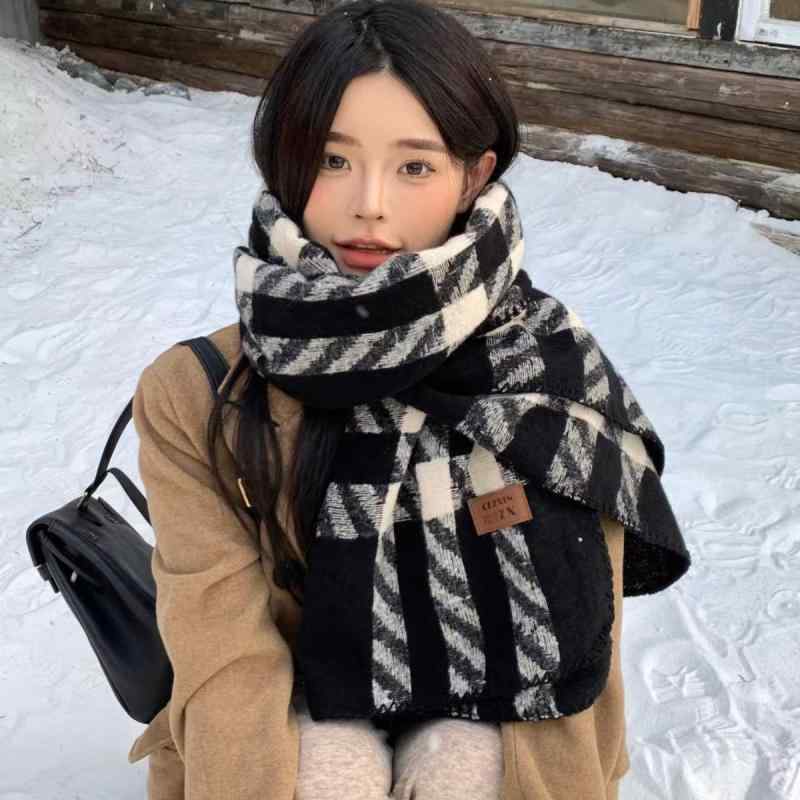 2個セットマフラー レディース 秋冬 あったか 黒白 格子柄 韓国 ペア 厚手 ネックウォーマー メンズ 暖か ポリエステル ・編み方: 経編・機能: 保温・長さ: 普長・カラー: レッド.暗紅色.ブラック.軍緑.カフェ色.パープル・主な素...