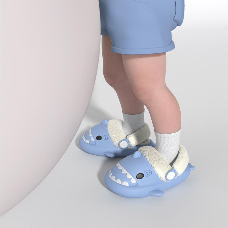 ルームシューズ キッズ 男の子 女の子 シャーク サンダル 冬用 裏起毛 あったか スリッパ 子供 室内履き 滑り止め クッション かわいい 洗える EVA樹脂 防水 ベージュ ピンク ブルー ブラック・カテゴリ: 綿靴・素材: EVA・性...