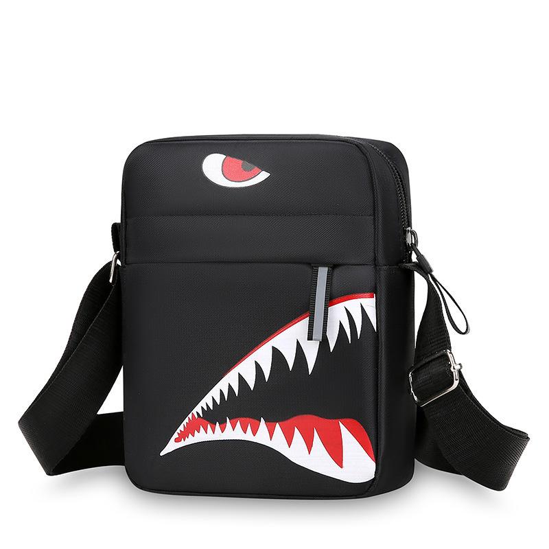 1・スタイル: 街頭潮流・素材: オックスフォード布・流行要素: プリント・裏地: ポリエステル繊維・柄: 动漫卡通・カラー: ブラック, グレー, 湖藍色, 軍緑色・機能: 防水・対象: 男・製品カテゴリ: メンズショルダーバッグ