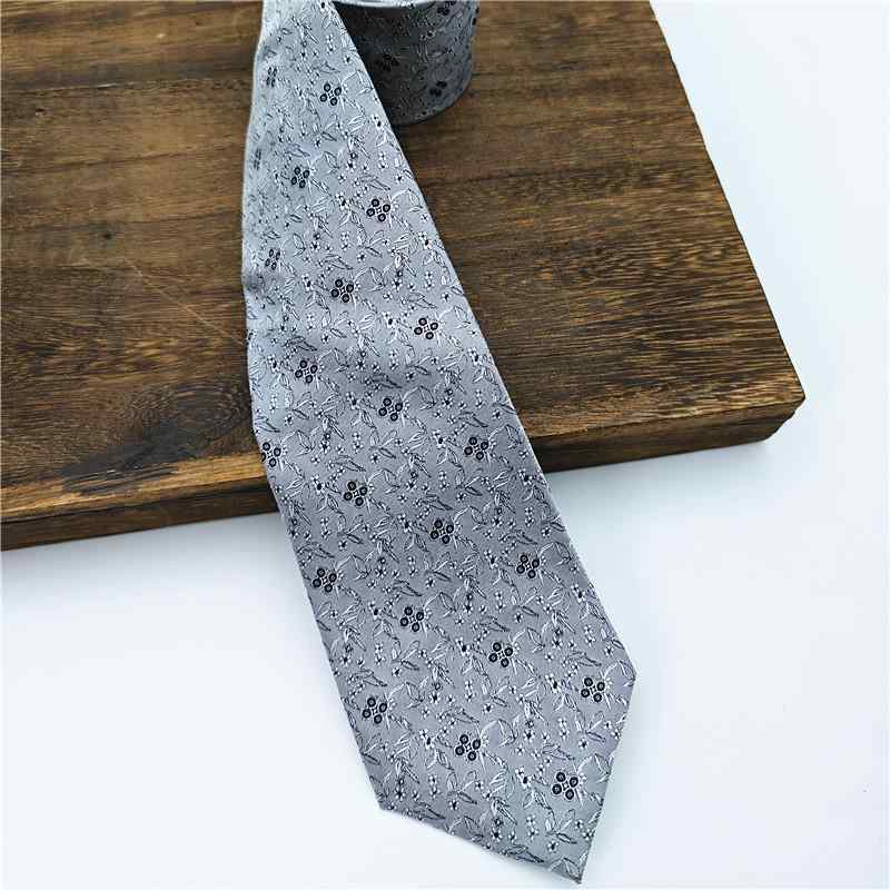 ネクタイ 男性用 絹 ストライプ柄 グレー系 ビジネス フォーマル 手結び 上品・性別: メンズ・素材: ・柄: ストライプ・色: グレー・スタイル: ビジネス・種類: 領花・形状: 先端・カテゴリ: 領带