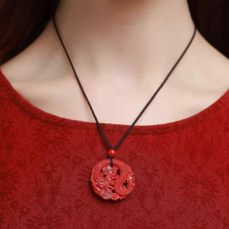 ネックレス メンズ 高度 朱砂 龍 ドラゴン ペンダント お守り ネックレス レディース アクセサリー 幾何学模様 エスニック お守り 幸運 開運 日進斗金・素材: 朱砂・造型: 幾何学型・処理: 研磨・色: 朱砂 (龍牌日進斗金.簡素な綿...