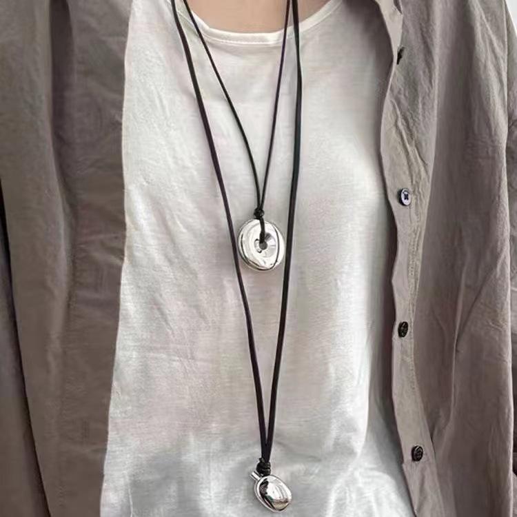 ネックレス ユニセックス 男女兼用 黒革紐 水筒 円形リング 幾何学模様 個性派 ペンダント アフリカ ・素材: 銅・造型: 幾何学型・処理工芸: 電気メッキ・カラー: 円環款.水瓶款・スタイル: 個性・製品カテゴリ: ネックレス・流行要素...