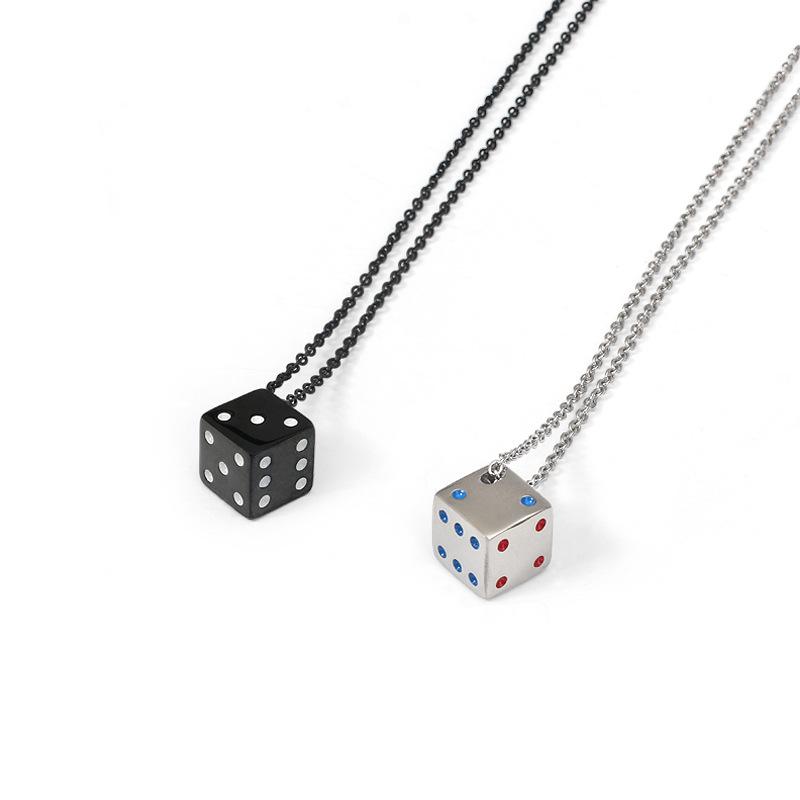 ネックレス メンズ ステンレス製 サイコロ ペンダント 小洒落 対応 スタイリッシュ ストリート カジュアル 幾何学模様 スティールカラー ブラック・素材: ステンレス・処理: 電気メッキ・デザイン: 幾何学・チェーンタイプ: 0字チェーン...