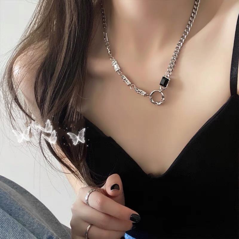 ネックレス 男女兼用 ラウンド 幾何学 模様 チタン鋼 ジルコニア ペンダント 個性的 ストリート ヒップホップ 風 ブラック・素材: チタン鋼・処理方法: 宝石象嵌・形状: 幾何学型・チェーンスタイル: 通常チェーン・多層構造: なし・ペ...