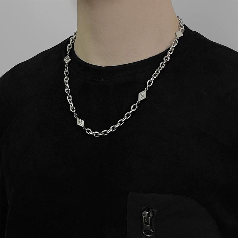 ネックレス メンズ レディース チタン鋼 幾何学模様 ひし形 ペンダント 50cm スタイリッシュ おしゃれ アレルギー対応 ユニセックス・素材: チタン鋼・加工方法: 研磨・デザイン: 幾何学型・チェーンスタイル: レギュラーチェーン・長...