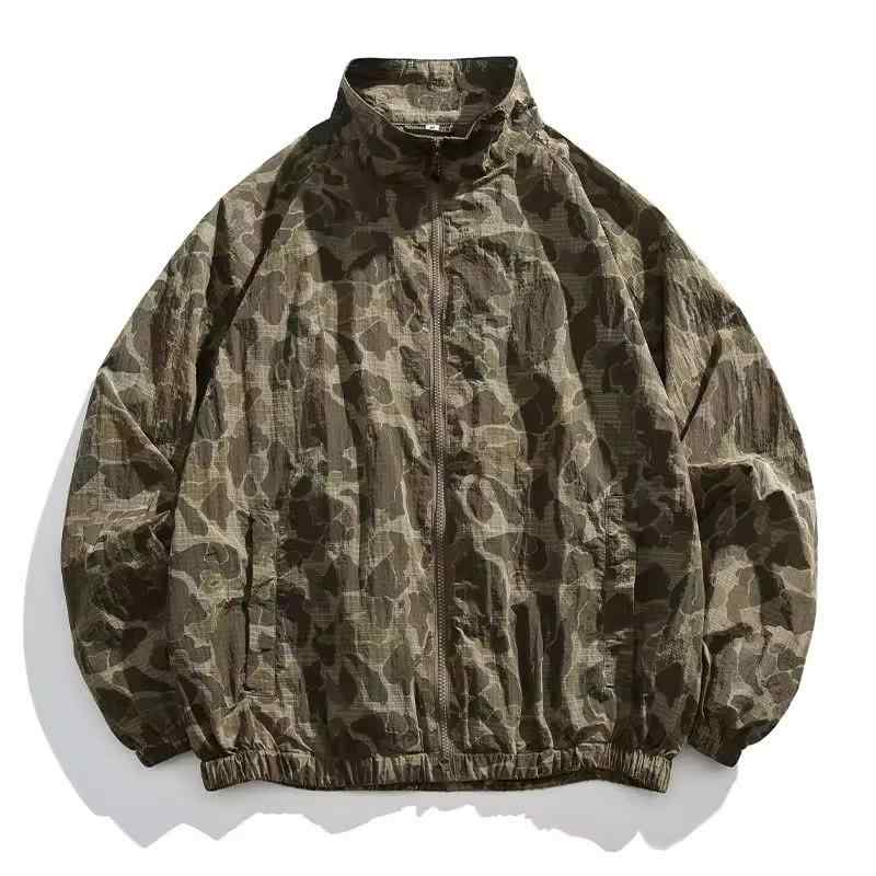 ・製品カテゴリ: ジャケット・フード: 有り（連帽）・対象者: 青少年・フィットタイプ: ルーズ・生地の名称: ポリエステル・主な生地の情報を削除してください。→ 成分含有量: 96%以上・主な生地の成分: ポリエステル繊維・カラー: 迷彩...