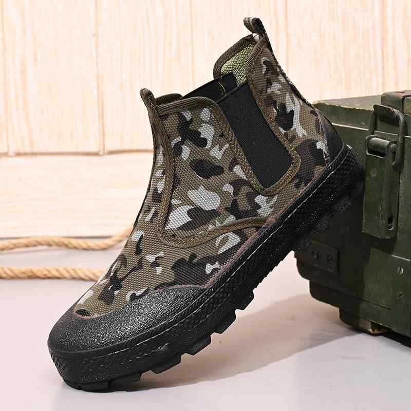 [ {"specifications": "・機能: 耐摩耗性・内里材質: メッシュ・適合場所: 硬い地面・適用対象: 成人男性・靴底素材: 耐摩耗性ゴム・靴の高さ: ハイカット・ヒールの高さ: ローヒール (...