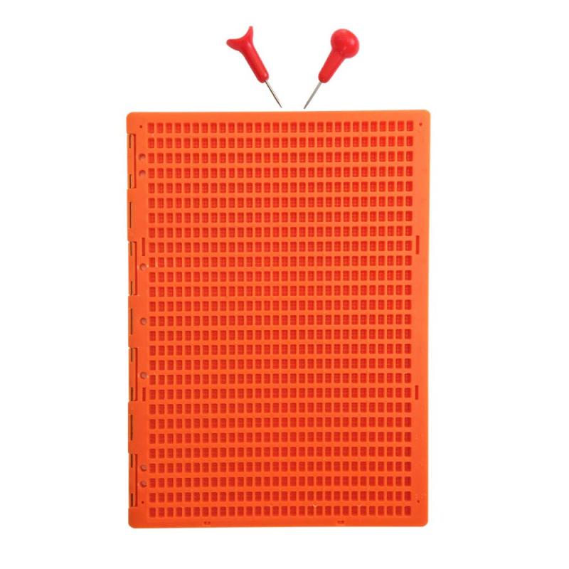 オレンジ標準型点字器 点字器具 27行×30マス本器は27行30マスの標準型点字器です。A面を打ち終わりB面に点字を打つ場合は、用紙をはさんだまま点字板を裏返すだけです。付属品：点筆2本プラスチック製カラー：オレンジ