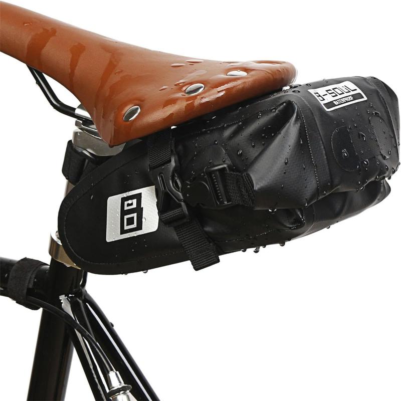UNIQOCK サドルバッグ ストラップ式 自転車用 コンパクト 耐水性 撥水機能付き 反射材付き テールライトハンガー付き 取り付け簡単 自転車バッグ撥水性能：サドルバッグの生地とジッパーに撥水素材を採用し、雨が降ったときに中身が濡れるの...