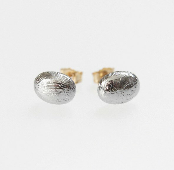 素材　　　　　　　　　14KGF メテオライト　　　　　約8×6ミリ前後 ポストの長さ　　　　　約10ミリ前後 オーバル型メテオライトの一粒ピアスです。 表面に見られるウィドマンシュテッテン構造という 神秘的な模様が特徴の鉄隕石になります。...