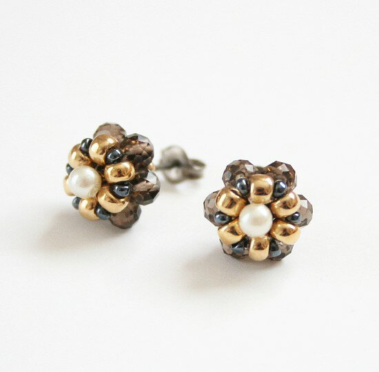 素材 テグス ポスト・キャッチ　　　　　　　チタン スモーキークォーツ　　　　　　約3ミリ前後 フェイクパールビーズ ガラスビーズ（ゴールド・ネイビー） モチーフ全体の大きさ　　　　　約10ミリ前後 ボタンカットのスモーキークォーツとゴール...