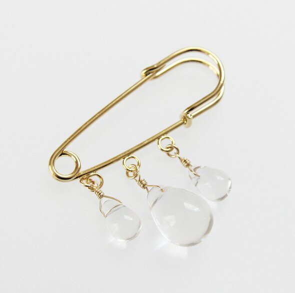 素材　　　　　　　　　14KGF・真鍮 クリスタル（大）　　　約14×10ミリ前後 クリスタル（小）　　　約9×6ミリ前後 ブローチの直径　　　　約4センチ前後 クリアな輝きが瑞々しい　クリスタル（水晶）のミニブローチです。 透明なので　お...