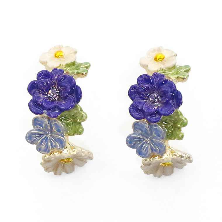 花モブ ピアス：Palnart Poc（パルナートポック）花言葉を大切にお花をギュッと集めたピアス。イチゴ「尊重と愛情」、四つ葉「幸運」、アネモネ「信じて待つ」 パンジー「思慮深い」、マーガレット「真実の愛」となっています。緩やかにカーブし...