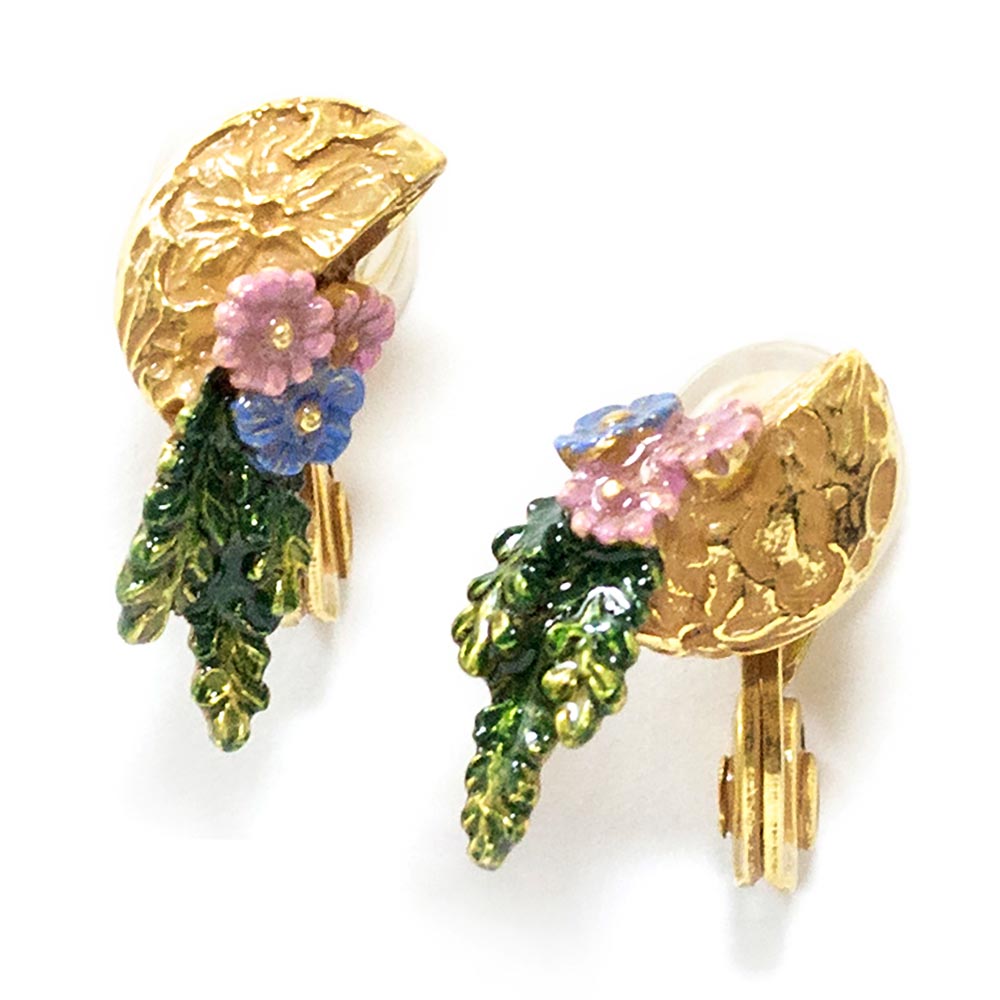 上弦下弦 イヤリング：Palnart Poc（パルナートポック）月の断面をプランターに見立てたように花をあしらった上品なイヤリングです。異なる時期に見られる二つの弦月と、月には存在しないであろう植物を組み合わせ幻想的なアイテムです。ピンクと...