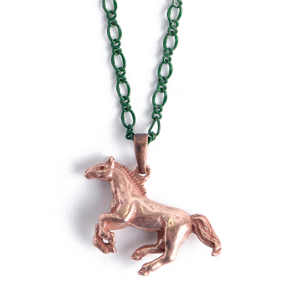 プルグリム ネックレス：Palnart Poc（パルナートポック）尻尾をなびかせ優雅に駆ける馬をモチーフにしたネックレス。躍動感を再現するため、着用時に馬の体が斜めになるよう調整されています。今にも元気に走る足音が聞こえてきそうです。アンテ...