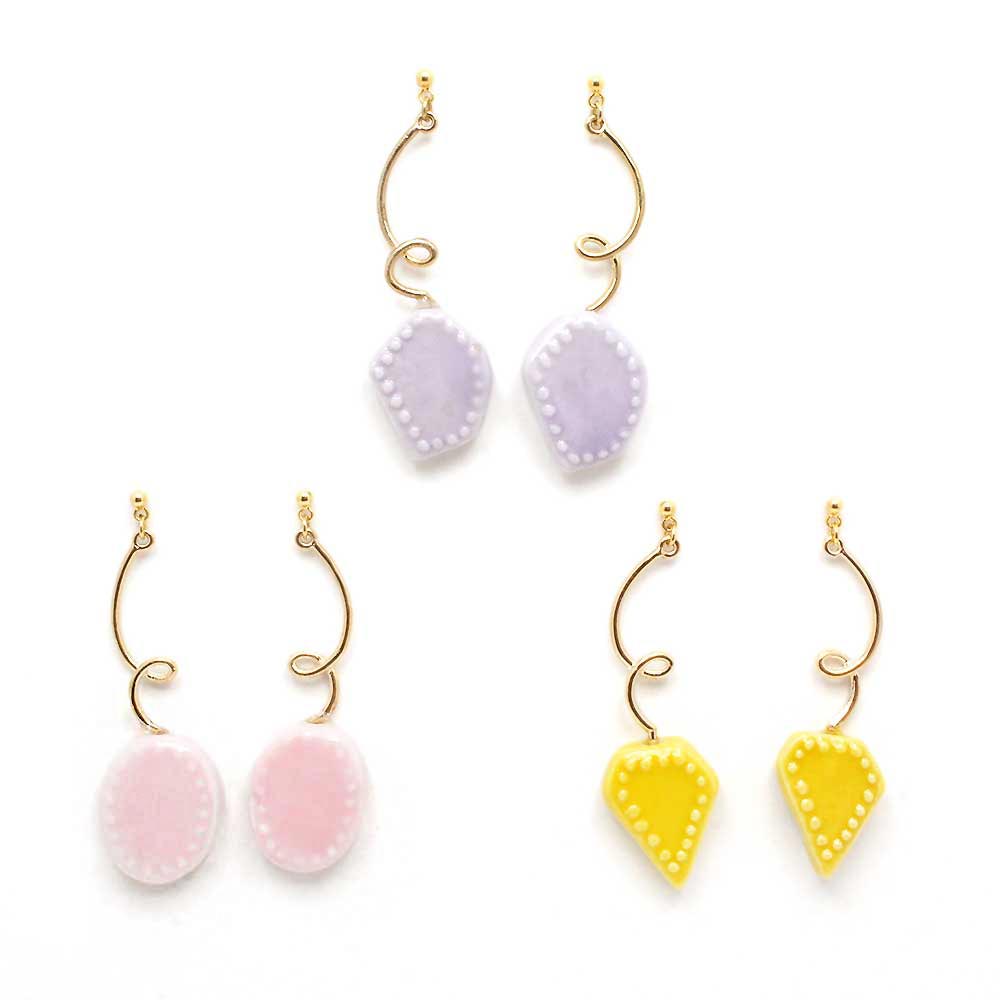 有田焼 カラフル宝石 ピアス：gargle（ガーグル）優しいキャンディーカラーでお菓子のような宝石をイメージしました。くるりとカールしたメタルパーツとの組み合わせは可愛らしい印象を与えてくれます。サイズピンクモチーフ：横1.4×縦1.8cm...