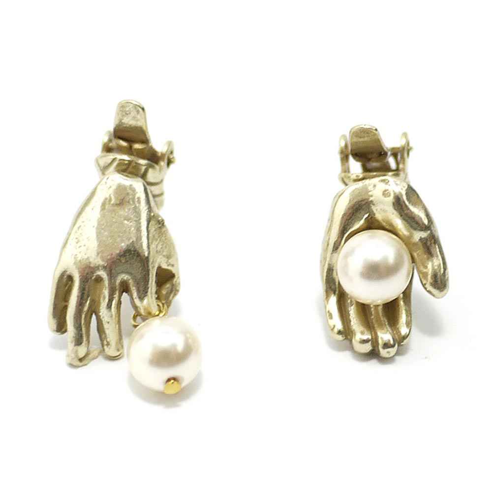 ハーヴェスト イヤリング：Palnart Poc（パルナートポック）メキシコのお守り・ミラグロをイメージした手のイヤリングです。アンティークゴールドで模られた無骨な両手。大粒のパールで豊かな実りを表し、それぞれ「収穫」する様子をデザインしま...