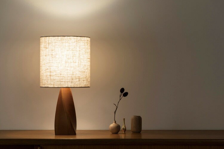 照らす、眺める、触れる。 くつろぎの空間を照らし出す、工芸品のような間接照明。 陰影のグラデーションとオブジェさながらの佇まいは、格調高いハイクラスな空間演出に。 上方向へ進むにつれてねじれていくウッドベースのしなやかな形状やぬくもりのある...