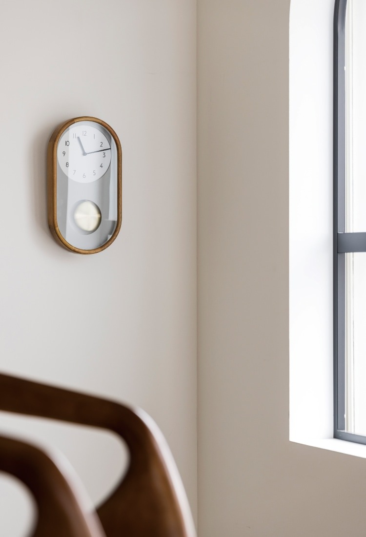 コンセプトはクラシカルでコンパクト。 一般的には大きい印象の振り子時計を飾りやすい縦長フォルムに落とし込みました。 ていねいに角を落としたウッドフレームとシンプルな文字盤デザインの組み合わせが上品な仕上がりです。 レイヤードさせたグレーの文...