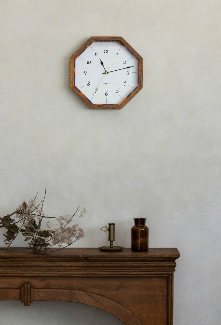 八角形のウッドフレームの内側に、さりげなくべっ甲調のアクセントを添えたウォールクロック。 ホワイトの文字盤にレトロなフォントを採用し、長くお使いいただける落ち着きのあるデザインに仕上げました。 サイズ W28×H28×D4.5cm 重量 0...